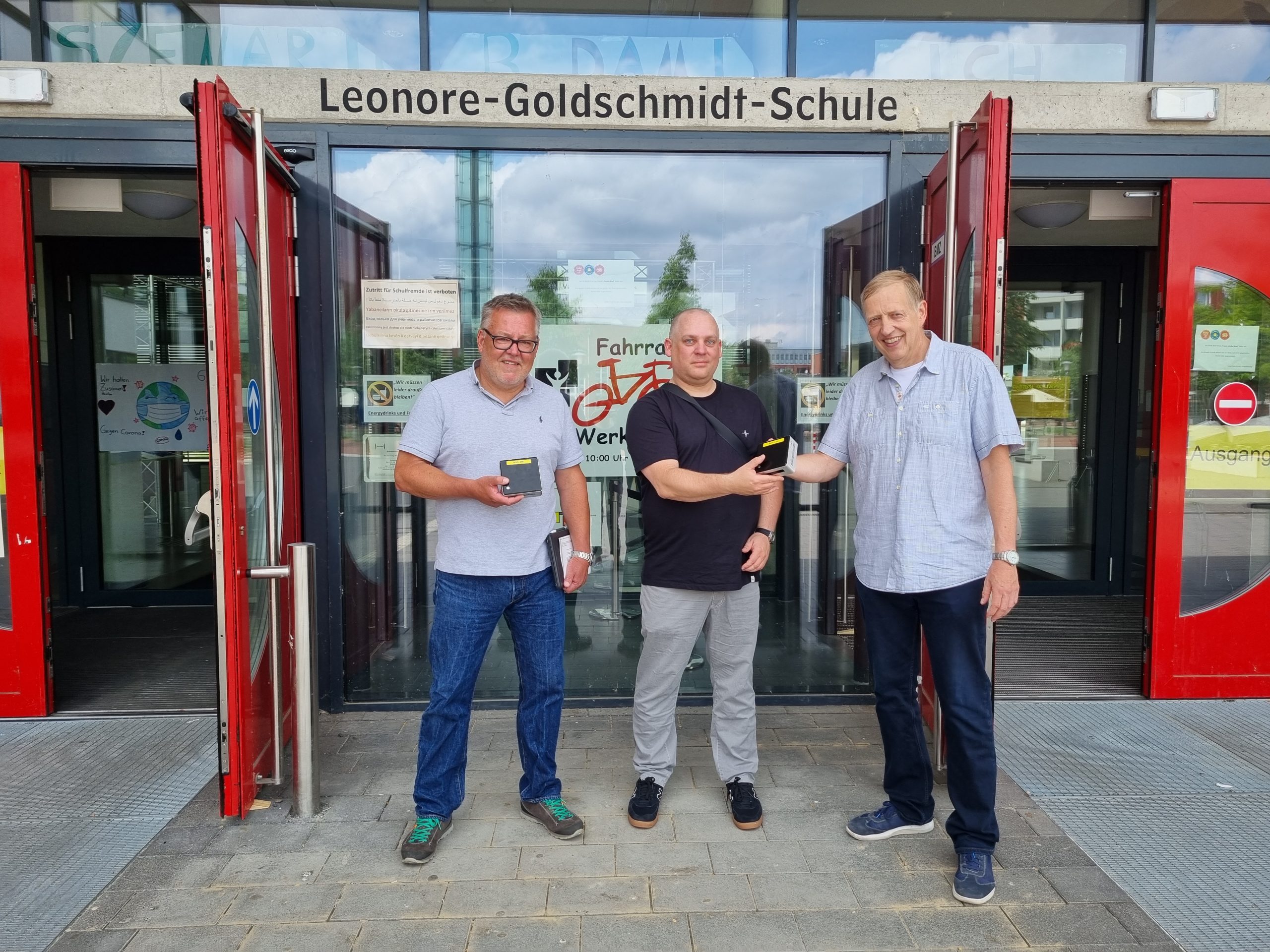 VolkswagenStiftung übergibt 100 Computer an Leonore-Goldschmidt-Schule in Hannover-Mühlenberg ...